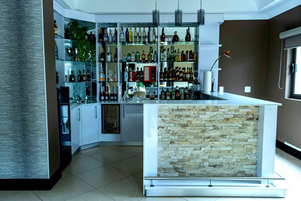 A Hi Tech Bar for a Hi Tech House - The Wood Studio