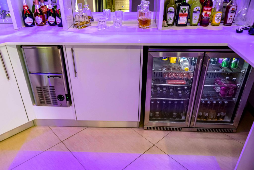 A Hi Tech Bar for a Hi Tech House - The Wood Studio
