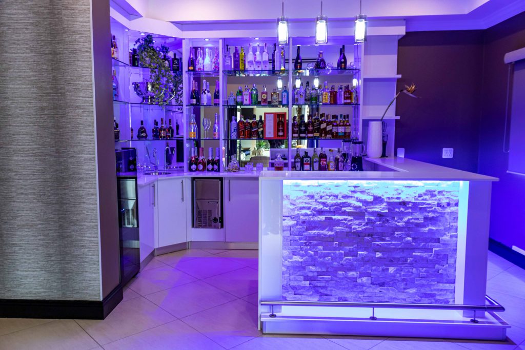 A Hi Tech Bar for a Hi Tech House - The Wood Studio