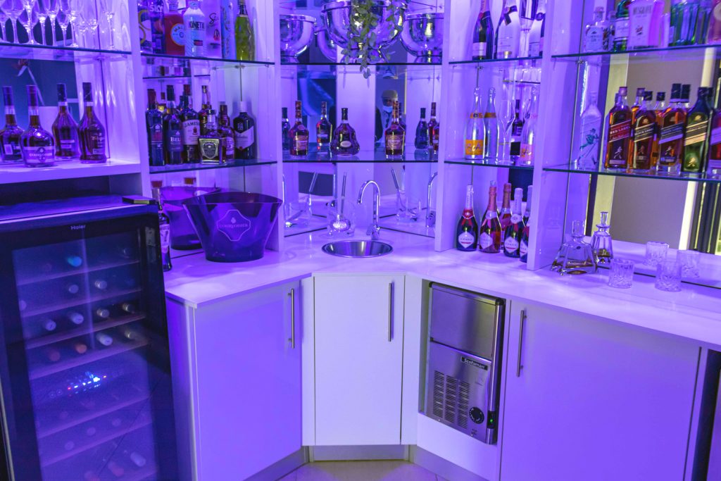 A Hi Tech Bar for a Hi Tech House - The Wood Studio